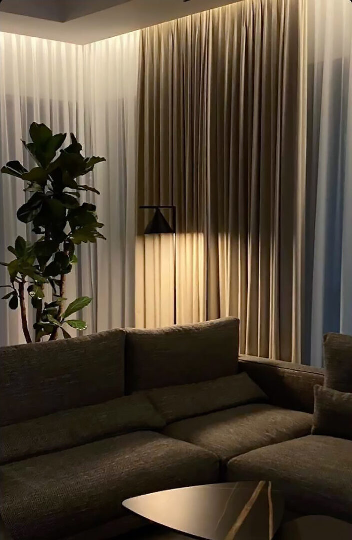 LED-lister bakom gardin & fönster | Ljuskoncept